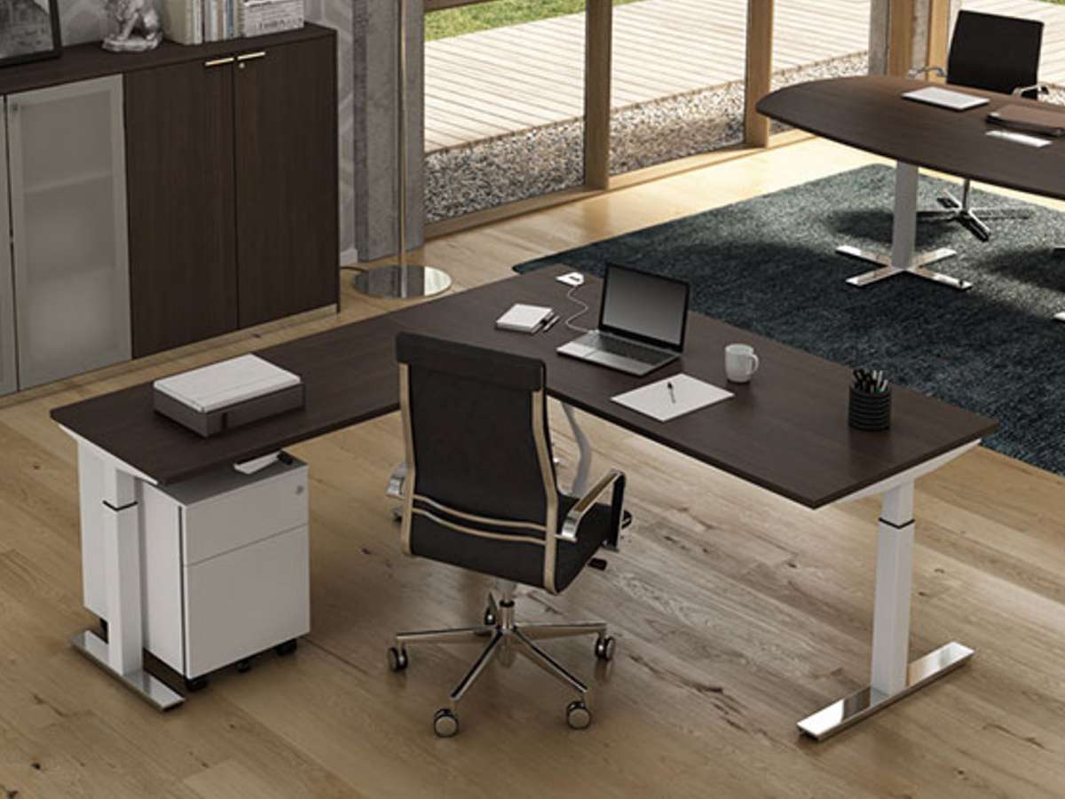 Bralco WINGLET Eckschreibtisch mit manueller Höhenverstellung und T-Fuß ...